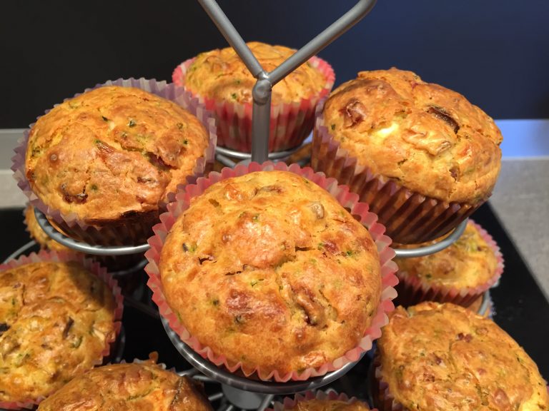 Herzhafte Muffins mit Zucchini, Speck und Feta - Kathis Rezepte